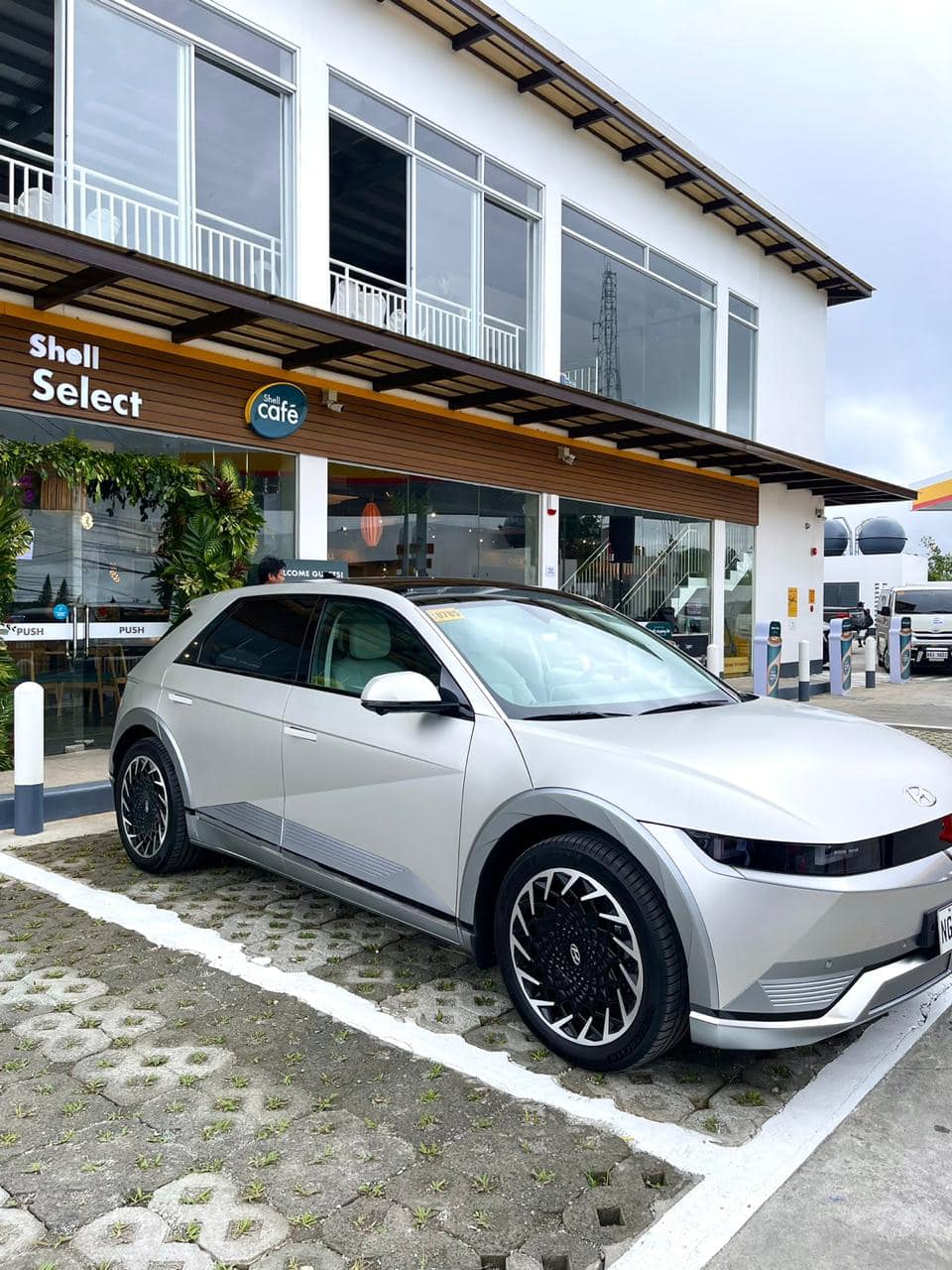 Shell Gas Station Opens Its First Cafe In Tagaytay